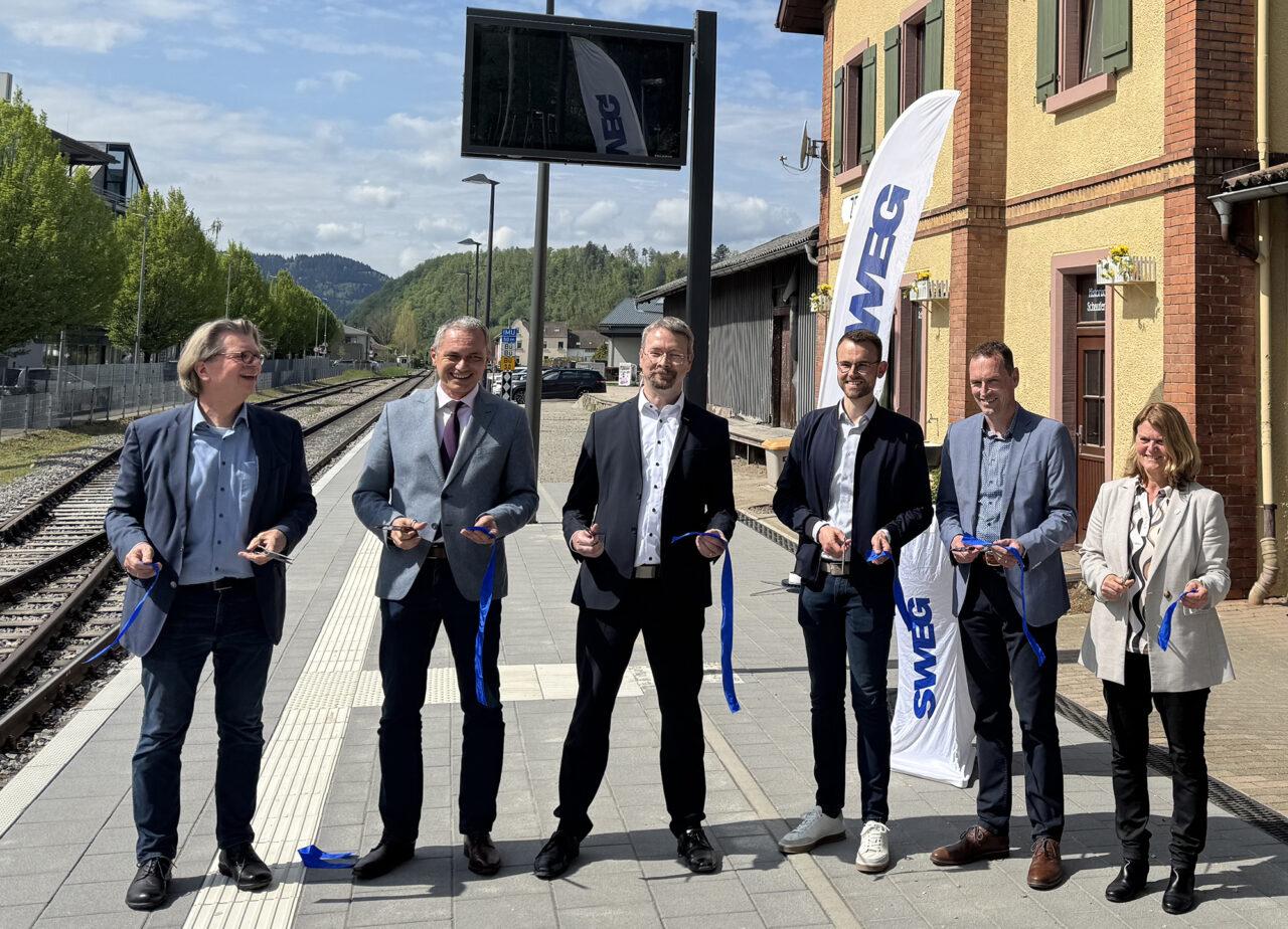 SWEG hat im Eiltempo die Bahnsteige auf der Harmersbachtalbahn ...
